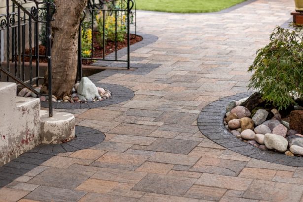 How to Use Border Paving Stones in Your Landscaping | DIY