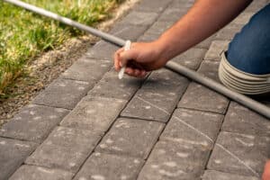 How to Cut a Curved Edge in a Paver Walkway or Patio Landscape | DIY
